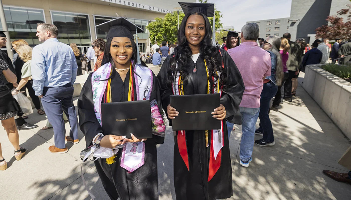 Best Graduation Photo Locations at University of Cincinnati – Happy Tassel